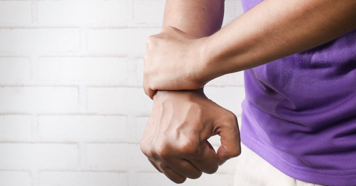 Comprendre la douleur au poignet droit : causes et solutions - La ...