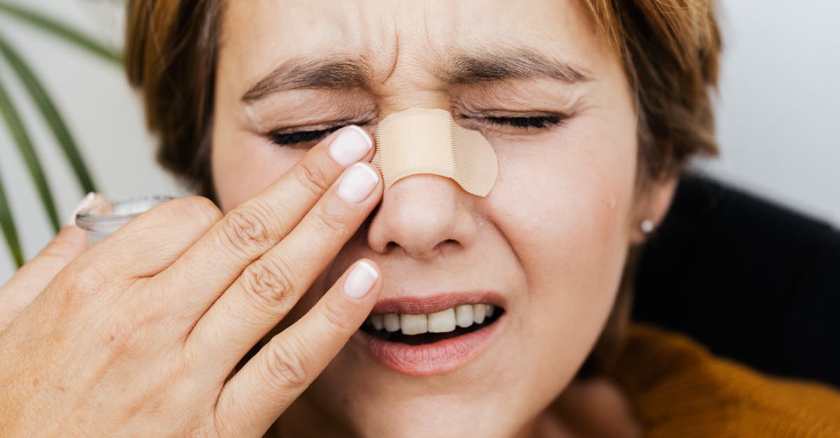 Comprendre les causes de la douleur à la main - La Maison de Santé
